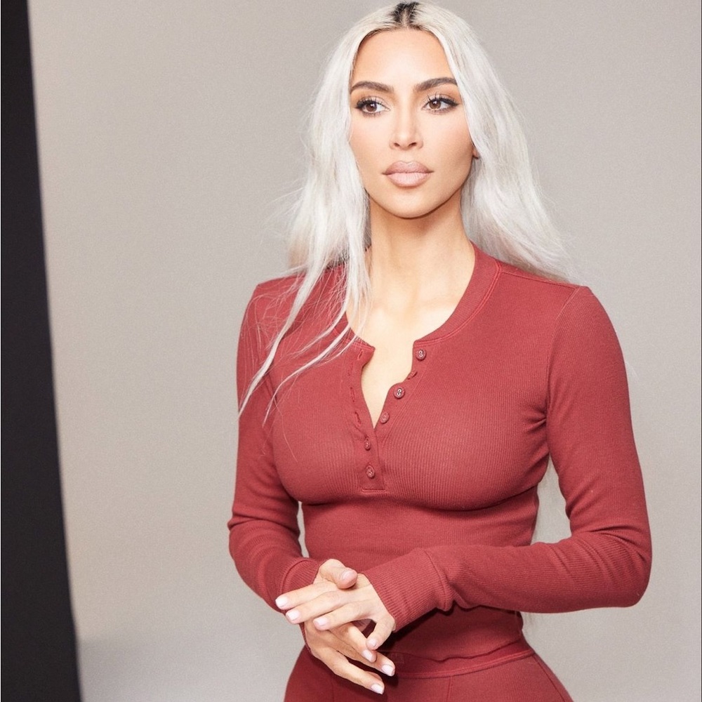 Skims Cotton Rib Long Sleeve Crop Henley In Sangria S… - Gem